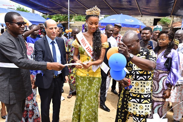 Projet social : Miss Togo 2023 fait don de hangars et de bancs publics à Togokomé - LA PREMIERE ...
