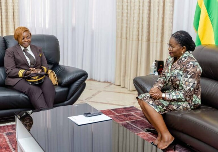 Togo: La première femme pilote togolaise de la compagnie Asky célébrée ...